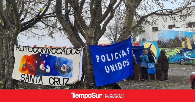 Policías retirados y activos instalaron una carpa por la apertura salarial