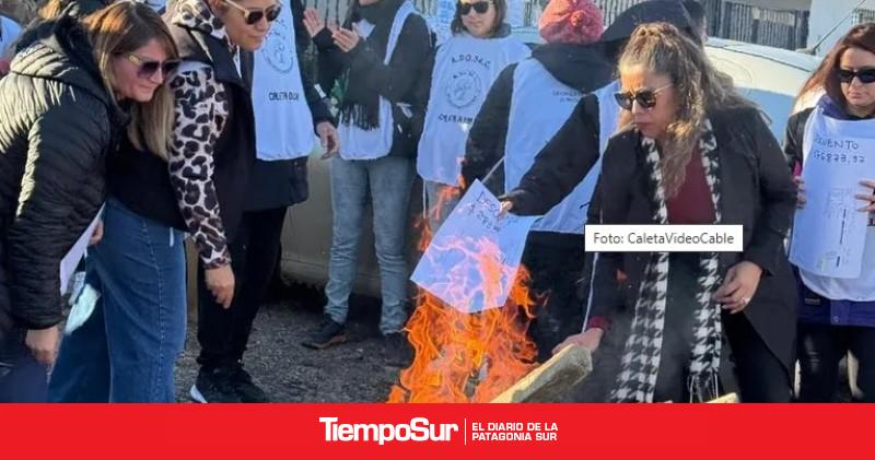 Docentes realizaron una quema simbólica de recibos de sueldo